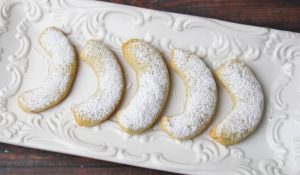 Walnut Crescent Cookies ⋆ Sugar, Spice and Glitter
